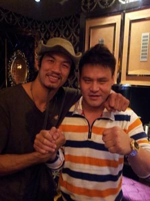 曝泰拳王皈依南少林 虔诚跪拜成俗家弟子(图) 体育新闻 烟台新闻网 胶东在线 国家批准的重点新闻网站